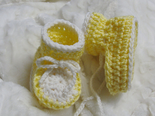 Ravelry: 65-Two-Color Booties / Chaussons deux couleurs pattern by ...