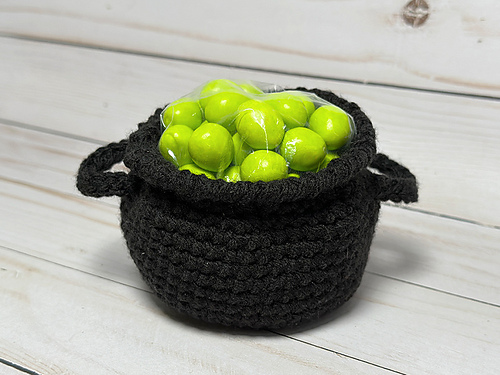 Ravelry: Mini Candy Cauldron pattern by Erica Dietz