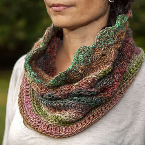 Ravelry: Puff flower cowl pattern by Ana D