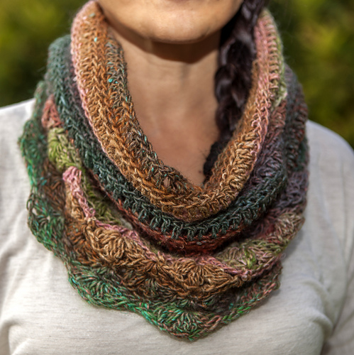 Ravelry: Puff flower cowl pattern by Ana D
