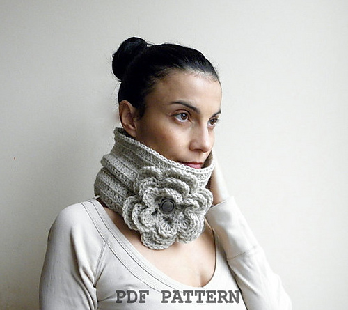 Ravelry: Bulky Flower cowl pattern by Ana D