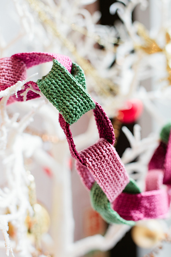 Ravelry: Paper Chain pattern by Claire Montgomerie