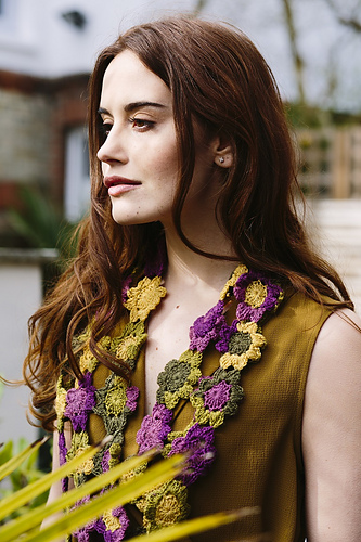 Ravelry: Floribunda Cowl pattern by Tracey Todhunter