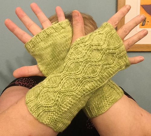 Ravelry: Hourglass Fall Mitts pattern by Susan Gressman
