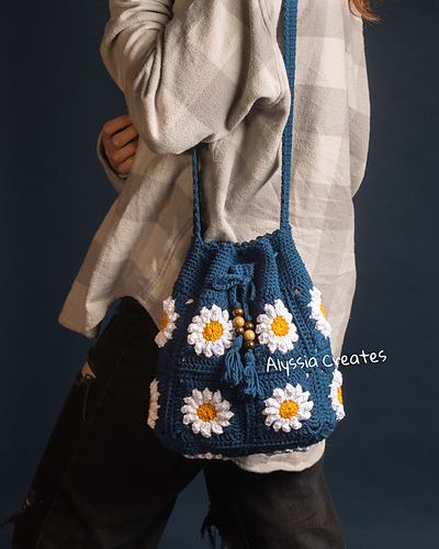 Ravelry: Daisy Drawstring Crossbody Bag pattern by Alyssia Stacey-Orchard