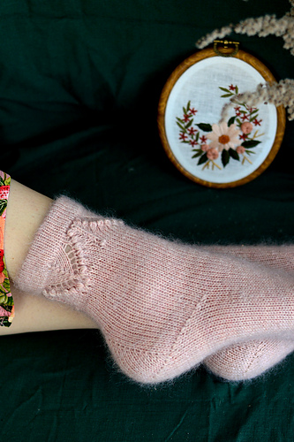 Ravelry: Suave Socks pattern by "Amanita" Agata Mackiewicz