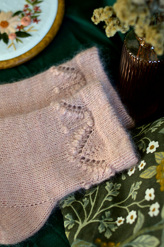 Ravelry: Suave Socks pattern by "Amanita" Agata Mackiewicz