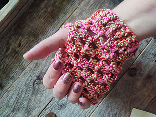 Ravelry: Cerise Fingerless Gloves pattern by Dorothy Sivo