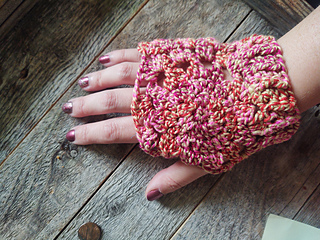 Ravelry: Cerise Fingerless Gloves pattern by Dorothy Sivo
