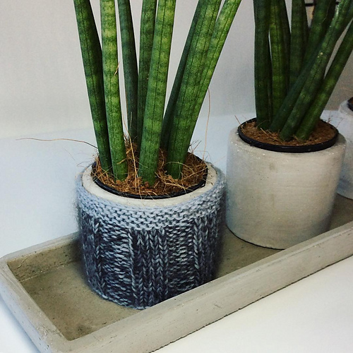 Ravelry: AnMiwe's Knitted flower pot cozy