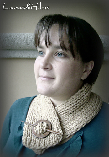 Ravelry: Simple Brooched Neckwarmer pattern by Ana Contreras