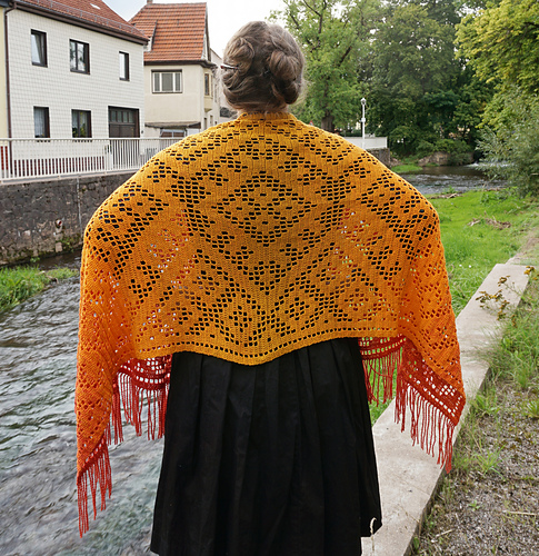 Ravelry: Darova filet shawl pattern by Andrea Cretu
