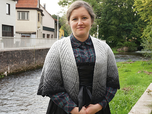Ravelry: Daisy shawl pattern by Andrea Cretu