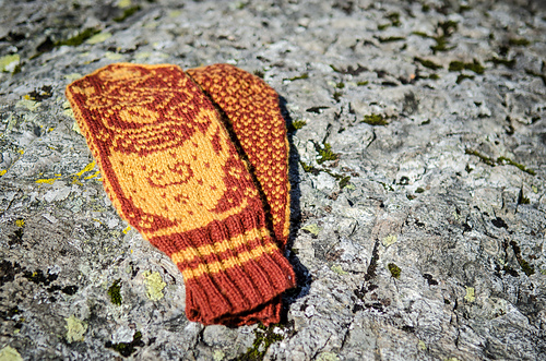 Ravelry: Pumpkin Spice Mittens pattern by Skeindeer Knits