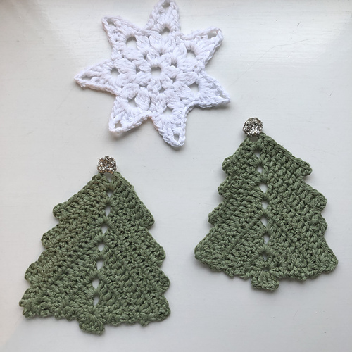 Ravelry: 0-1559 Christmas Tree Coasters pattern by DROPS design