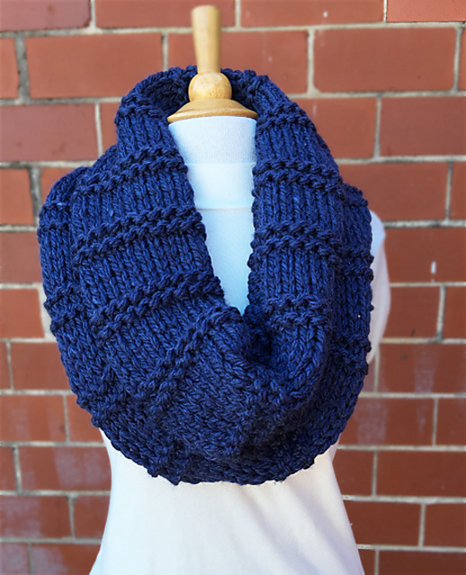 Ravelry: Kansas City Super Bulky Cowl pattern by Angelika's Yarn Store