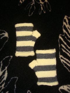 Ravelry: Honey Bee Fingerless Gloves pattern by Anna Frazer