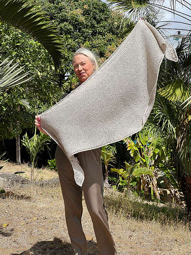 Ravelry: Bea Shawl pattern by Anna Goetze