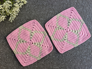 Ravelry: Two-Color Flower Granny Square pattern by Annanitato Lolo