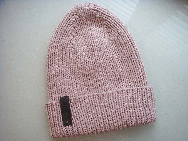 Ravelry: Queen Ribbed Knit Beanie pattern by Annanitato Lolo