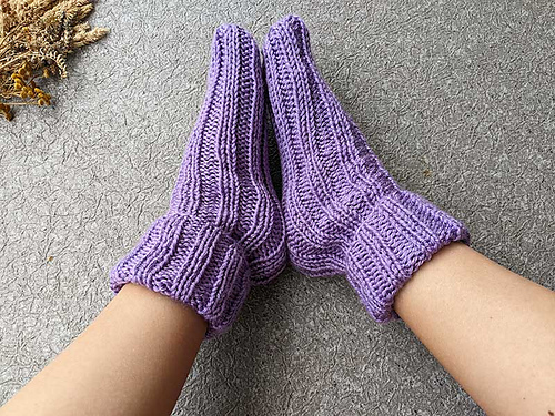 Ravelry: Flat Ribbed Socks pattern by Annanitato Lolo