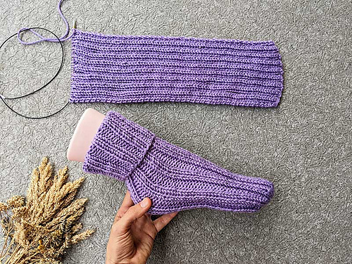 Ravelry: Flat Ribbed Socks pattern by Annanitato Lolo