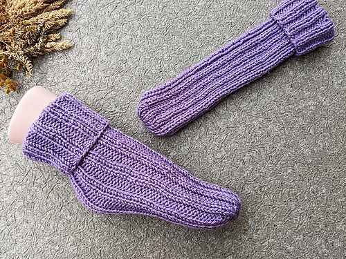 Ravelry: Flat Ribbed Socks pattern by Annanitato Lolo