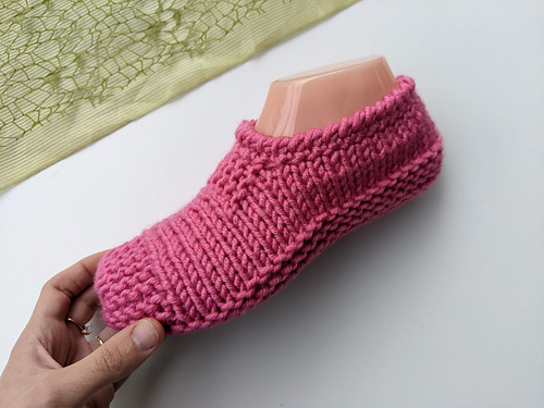 Ravelry: Flat Two-Needles Slippers pattern by Annanitato Lolo