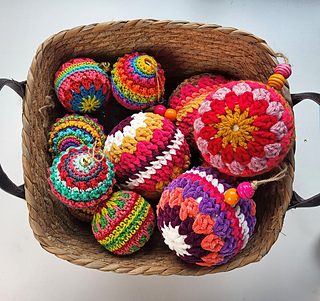 Ravelry: Supersize Baubles pattern by Carmen Heffernan