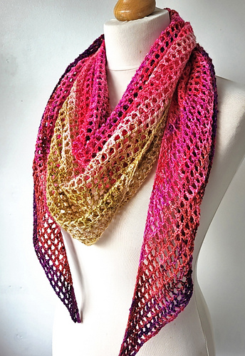 Ravelry: Riffle Mini Neck Scarf pattern by Carmen Heffernan