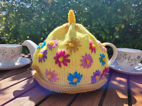 Ravelry: Tea cosie with small flowers pattern by Annie Reilly