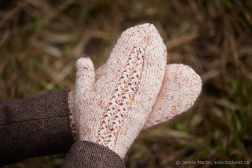 Ravelry: Wriggle Mitts pattern by Janelle Martin