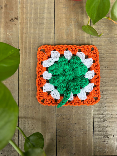 Ravelry: Four Leaf Clover Granny Square pattern by Apinya Roszko