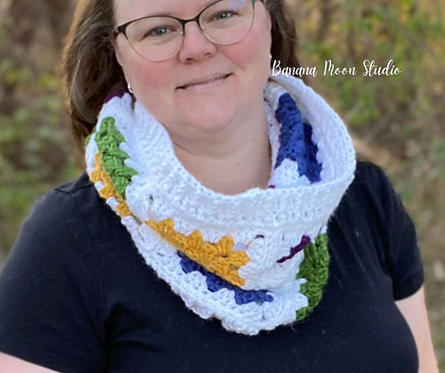 Ravelry: Carmen Granny Square Cowl pattern by April Garwood