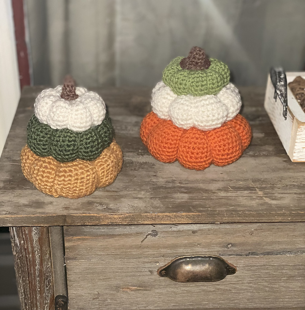 Ravelry: Small 3 Stacked Pumpkins pattern by Alissa Andrews