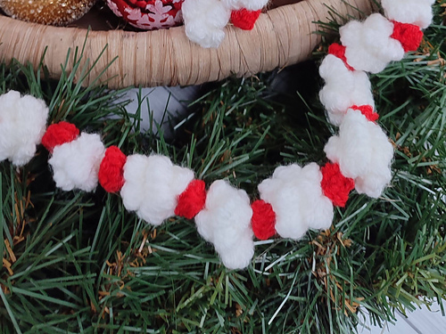 Ravelry: Christmas Popcorn & Berry Garland pattern by Crafting Happiness