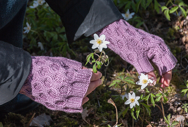 Ravelry: Honeycomb fingerless mittens pattern by Aet Terasmaa