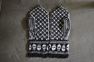 Ravelry: tallbarr's Deathflake mittens