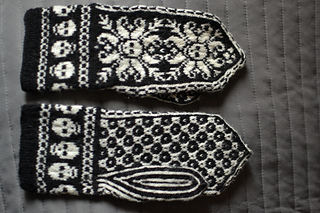 Ravelry: tallbarr's Deathflake mittens