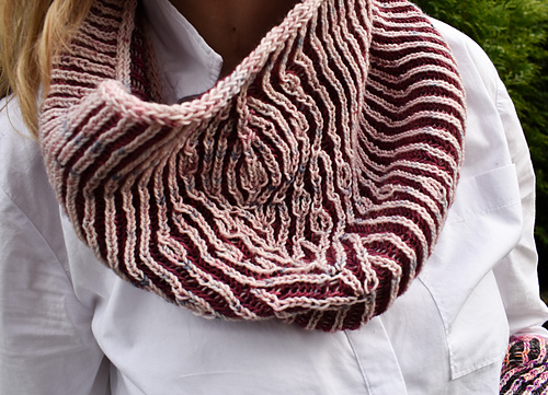 Ravelry: Kujaku Cowl pattern by Mara C. Knits