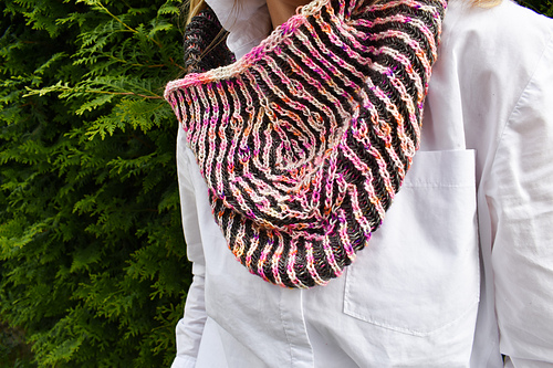 Ravelry: Kujaku Cowl pattern by Mara C. Knits