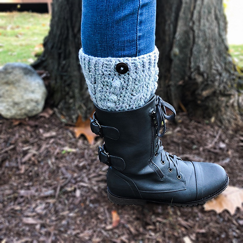 Ravelry: Pruina Cable Boot Cuffs pattern by Bela Crochets