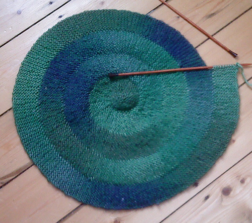 Ravelry: Knitting a Centre-Outwards Spiral pattern by Elizabeth Jarvis