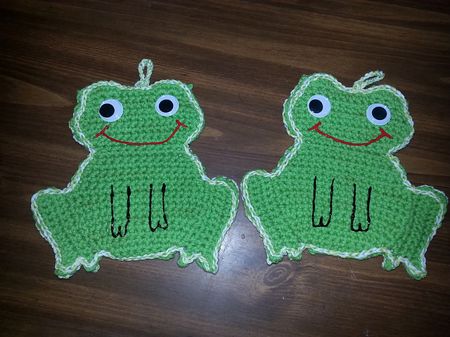 Ravelry: Frog Potholders pattern by Betty Stevens