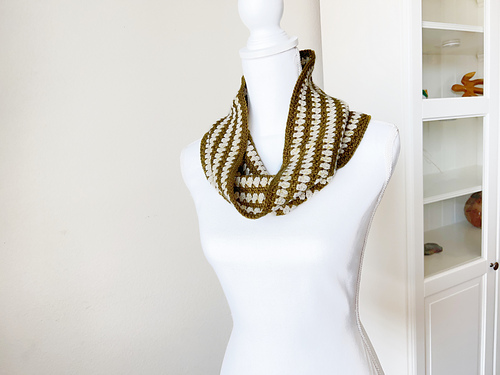 Ravelry: Riverstone Cowl pattern by Rachel Black