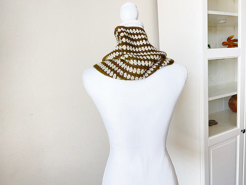 Ravelry: Riverstone Cowl pattern by Rachel Black
