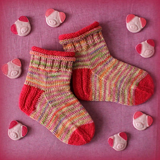 Ravelry: dollily's Piggy socks for Mimmi