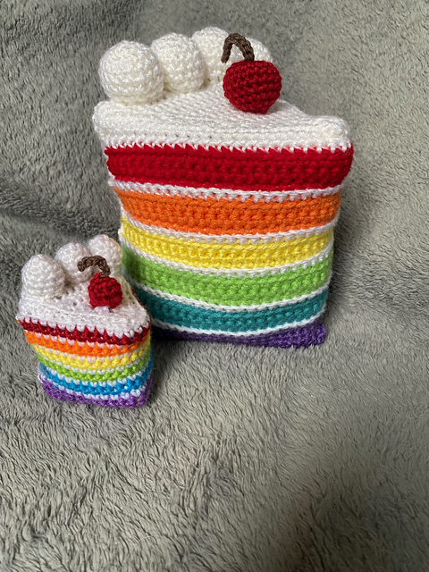 Ravelry: Crochet Rainbow Cake + Keychain pattern by Chloe Rousseau