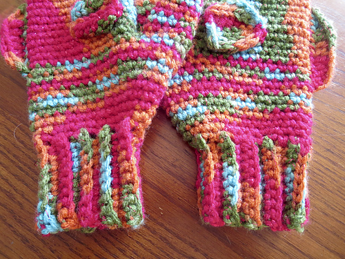 Ravelry: Fish Mittens pattern by Laura Brian