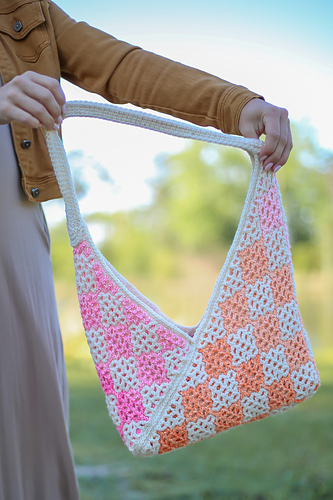 Ravelry: Checkered Shoulder Bag pattern by Brianna Iaropoli